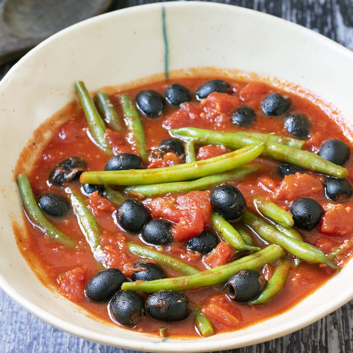 Green beans with tomatoes and black olives - Sneaky Veg