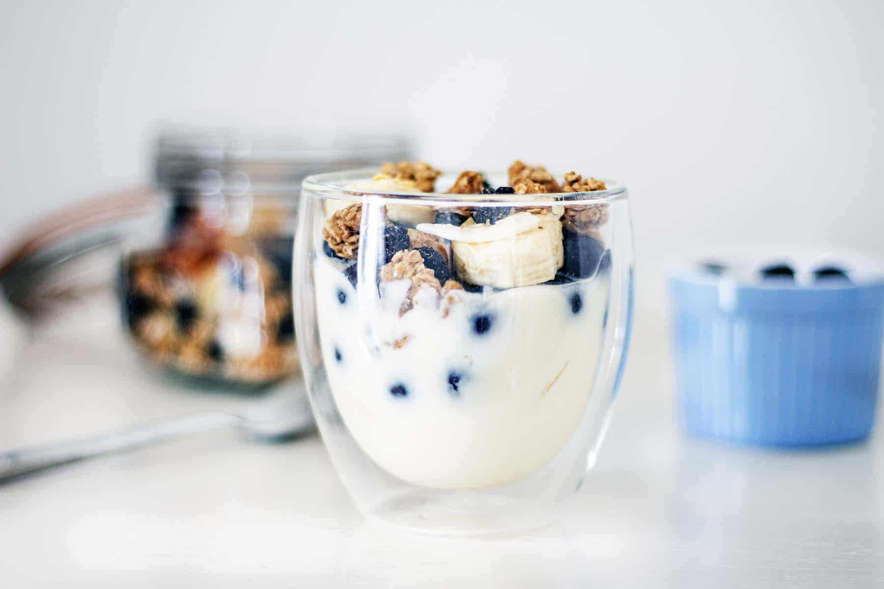 Banana and blueberry breakfast parfait - Sneaky Veg