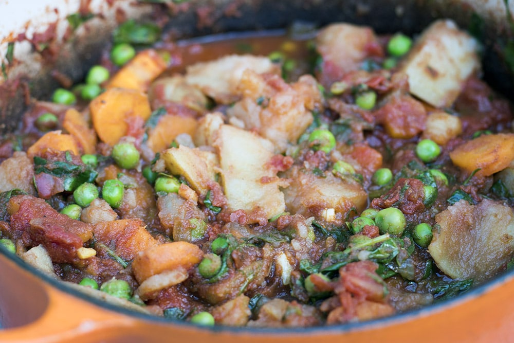 Mixed vegetable curry with spinach, potatoes, carrots and peas | Sneaky Veg