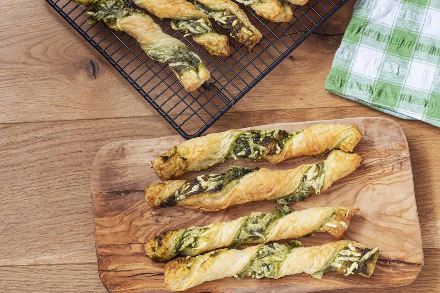 Puff pastry twists with pesto and cheese - Sneaky Veg