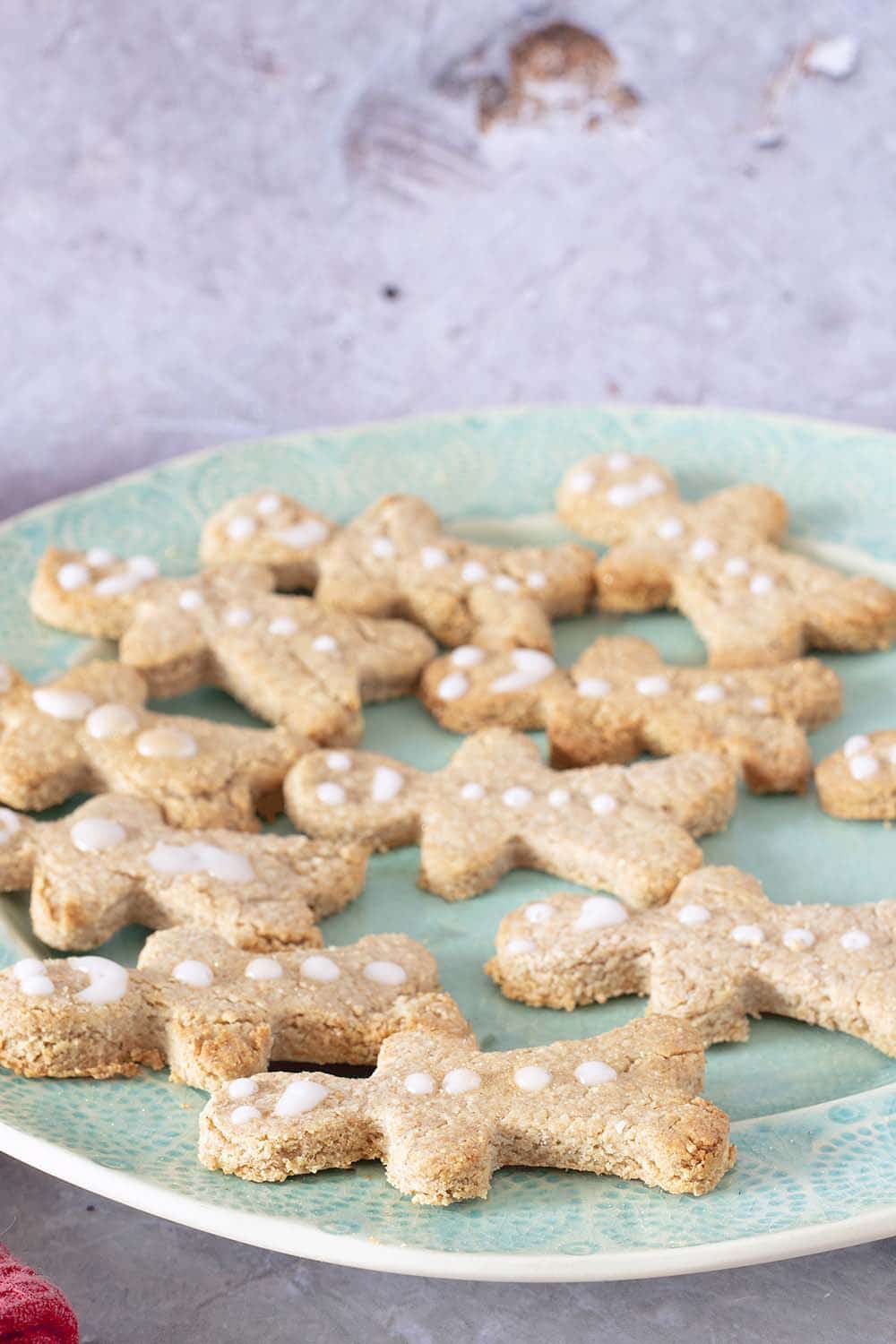 Healthy gingerbread men | vegan - Sneaky Veg