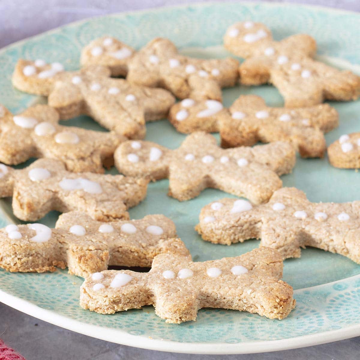 Healthy gingerbread men | vegan - Sneaky Veg
