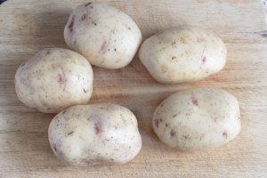 Jacket potato with veggie mushroom chilli - Sneaky Veg